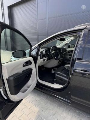 Melns Chrysler Pacifica 2022 Klaipėda, ar dzinēja tilpumu 3.60 L un nobraukumu 172 tūkst. km par 20700 €, foto 9 vietnē AUTOMOTO.COM.LV