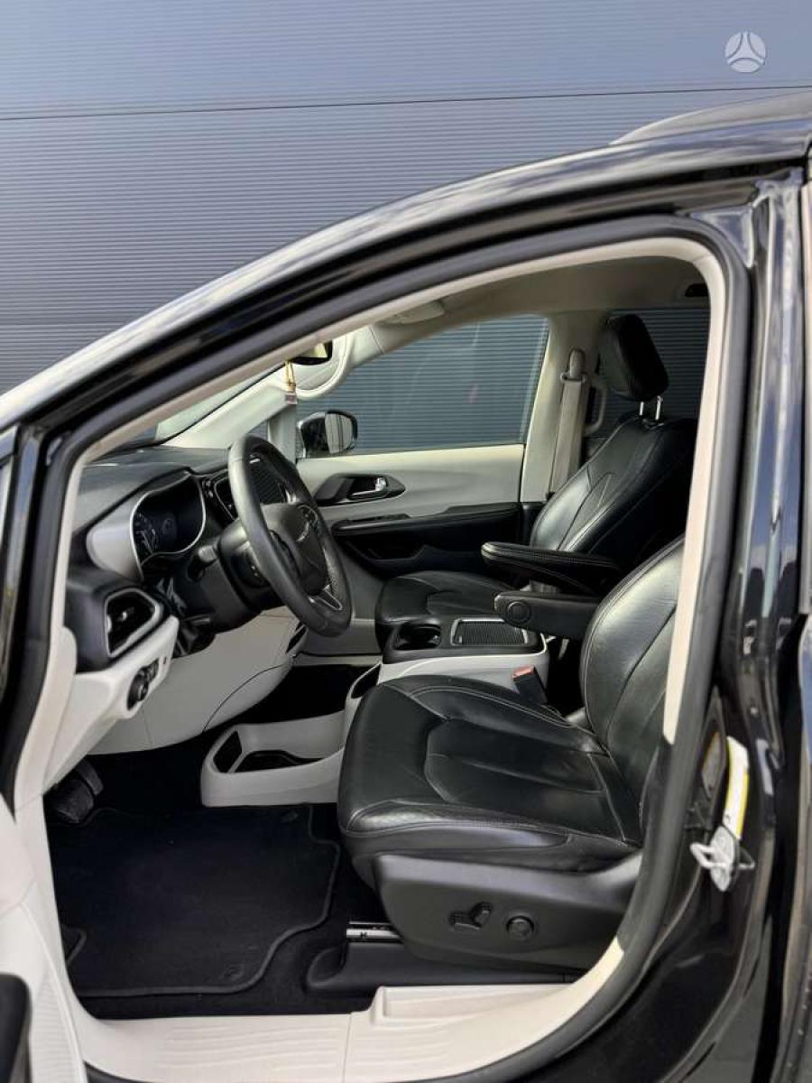 Melns Chrysler Pacifica 2022 Klaipėda, ar dzinēja tilpumu 3.60 L un nobraukumu 172 tūkst. km par 20700 €, foto 10 vietnē AUTOMOTO.COM.LV