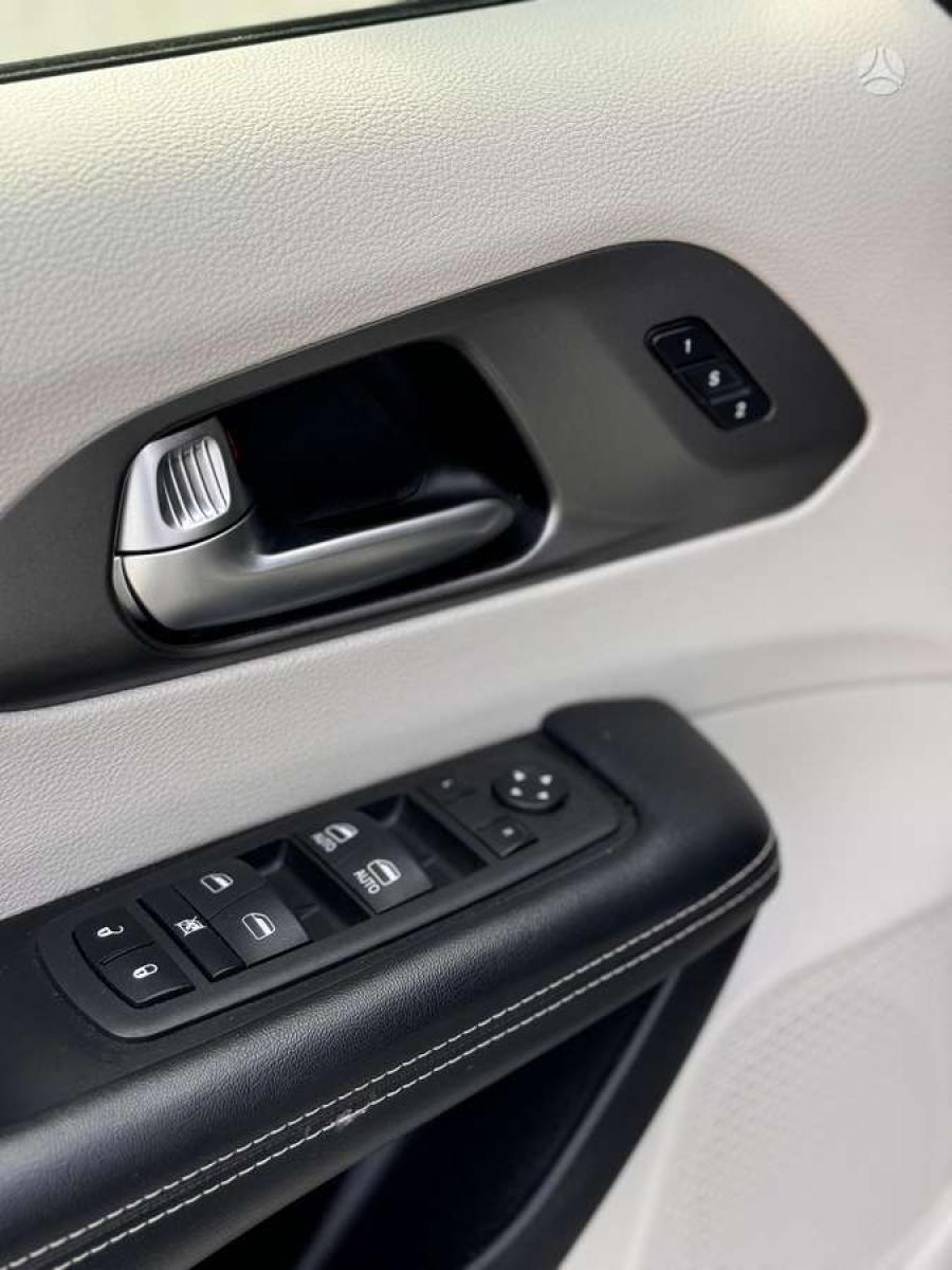 Melns Chrysler Pacifica 2022 Klaipėda, ar dzinēja tilpumu 3.60 L un nobraukumu 172 tūkst. km par 20700 €, foto 11 vietnē AUTOMOTO.COM.LV