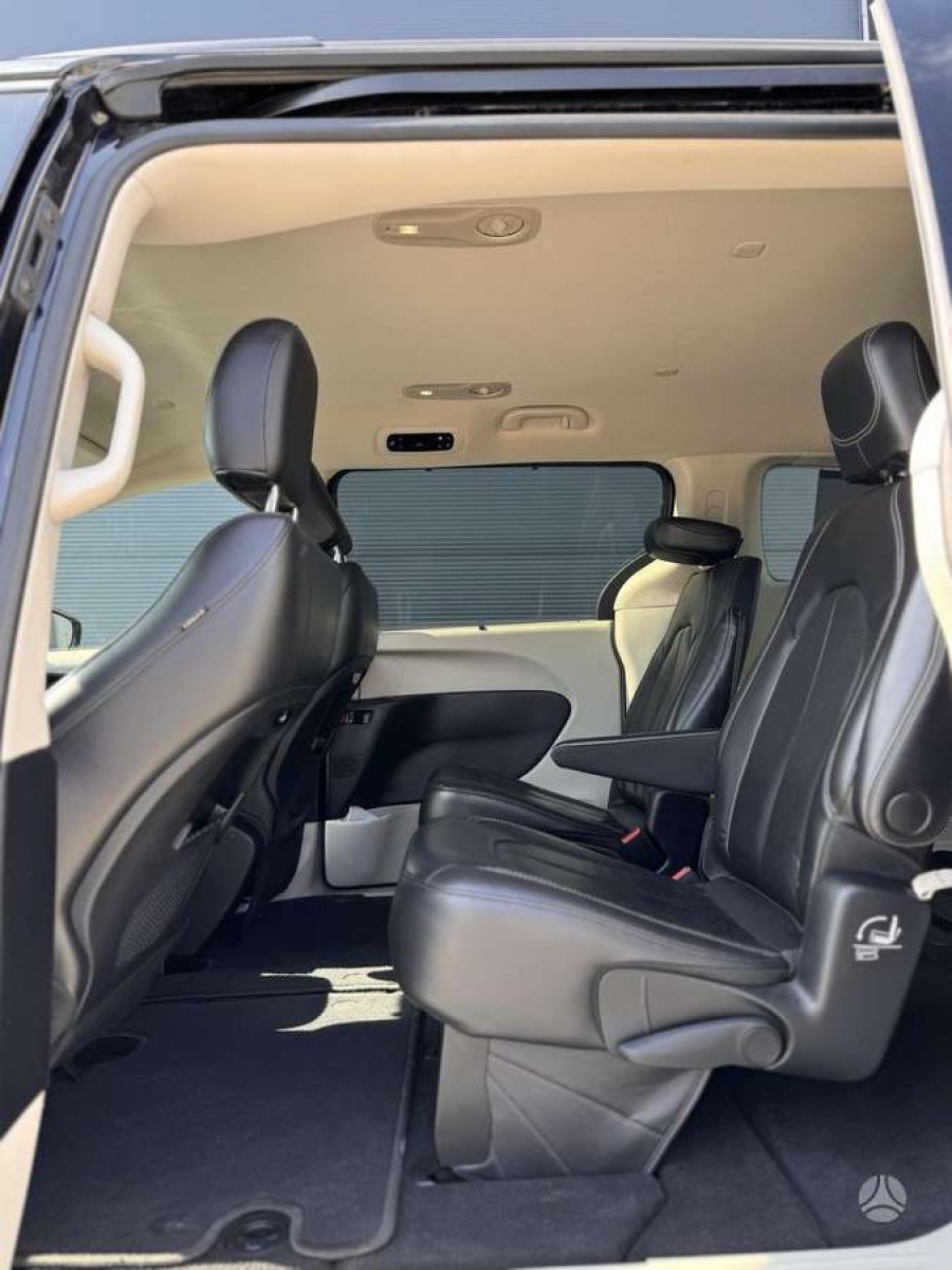 Melns Chrysler Pacifica 2022 Klaipėda, ar dzinēja tilpumu 3.60 L un nobraukumu 172 tūkst. km par 20700 €, foto 14 vietnē AUTOMOTO.COM.LV