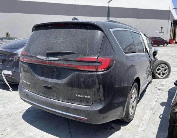 Black Chrysler Pacifica 2022 in Kaunas, with an engine capacity of 3.61 L and mileage of 158 thousand km for 13550 €, photo 3 on AUTOMOTO.COM.LV
