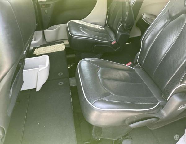 Black Chrysler Pacifica 2022 in Kaunas, with an engine capacity of 3.61 L and mileage of 158 thousand km for 13550 €, photo 8 on AUTOMOTO.COM.LV