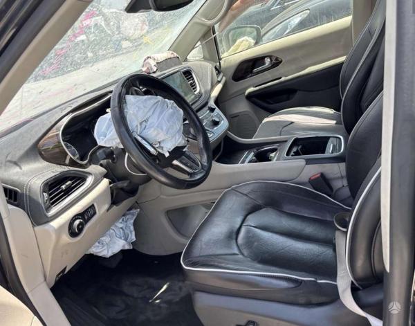 Black Chrysler Pacifica 2022 in Kaunas, with an engine capacity of 3.61 L and mileage of 158 thousand km for 13550 €, photo 10 on AUTOMOTO.COM.LV