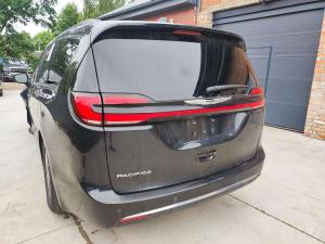 Melns Chrysler Pacifica 2022 Kauņa, ar dzinēja tilpumu 3.60 L un nobraukumu 78 tūkst. km par 8400 €, foto  vietnē AUTOMOTO.COM.LV