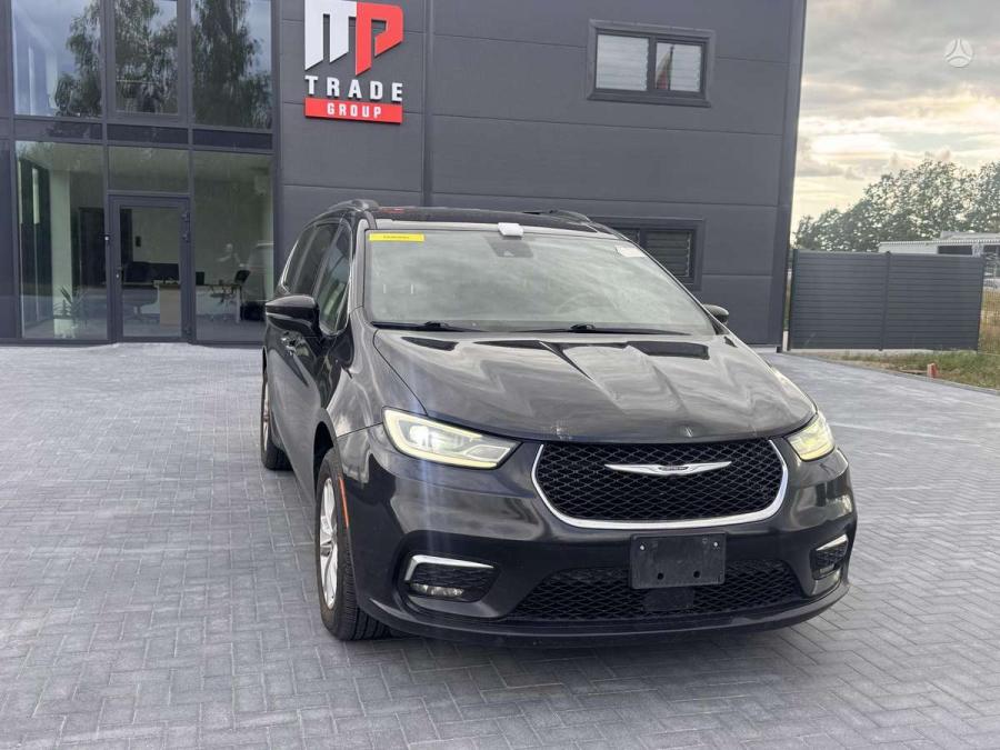 Black Chrysler Pacifica 2022 in Siauliai, with an engine capacity of 3.60 L and mileage of 240 thousand km for 15500 €, photo 1 on AUTOMOTO.COM.LV