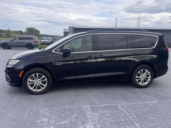 Black Chrysler Pacifica 2022 in Siauliai, with an engine capacity of 3.60 L and mileage of 240 thousand km for 15500 €, photo 3 on AUTOMOTO.COM.LV