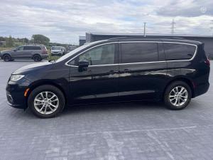 Black Chrysler Pacifica 2022 in Siauliai, with an engine capacity of 3.60 L and mileage of 240 thousand km for 15500 €, photo 4 on AUTOMOTO.COM.LV