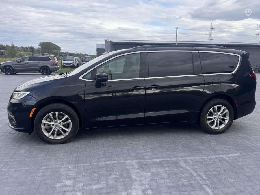 Black Chrysler Pacifica 2022 in Siauliai, with an engine capacity of 3.60 L and mileage of 240 thousand km for 15500 €, photo 4 on AUTOMOTO.COM.LV