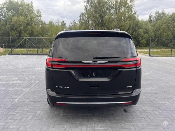 Black Chrysler Pacifica 2022 in Siauliai, with an engine capacity of 3.60 L and mileage of 240 thousand km for 15500 €, photo 4 on AUTOMOTO.COM.LV