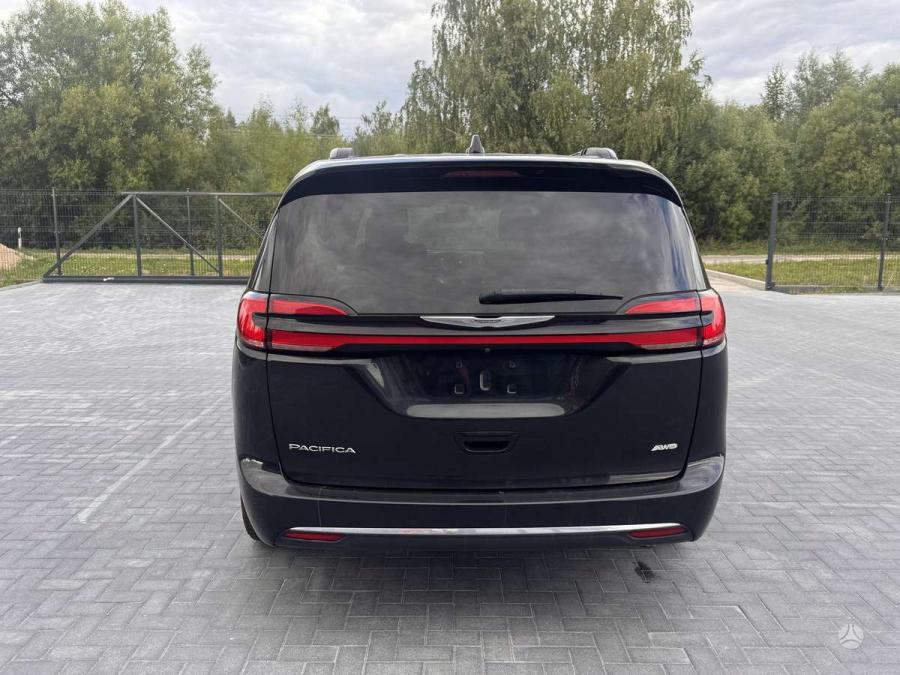 Black Chrysler Pacifica 2022 in Siauliai, with an engine capacity of 3.60 L and mileage of 240 thousand km for 15500 €, photo 5 on AUTOMOTO.COM.LV