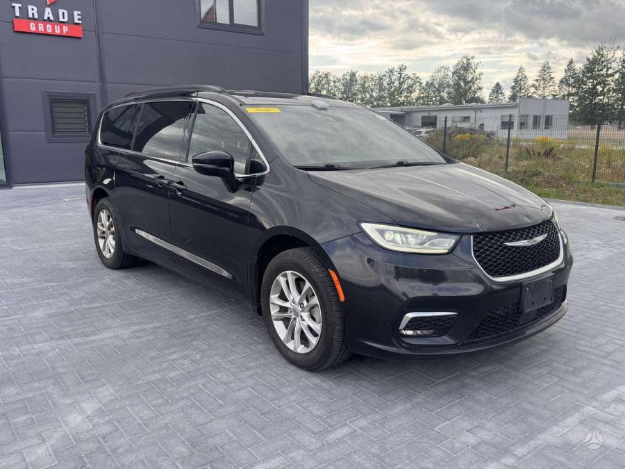 Black Chrysler Pacifica 2022 in Siauliai, with an engine capacity of 3.60 L and mileage of 240 thousand km for 15500 €, photo 6 on AUTOMOTO.COM.LV