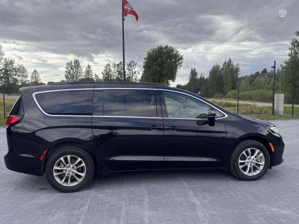 Black Chrysler Pacifica 2022 in Siauliai, with an engine capacity of 3.60 L and mileage of 240 thousand km for 15500 €, photo 6 on AUTOMOTO.COM.LV
