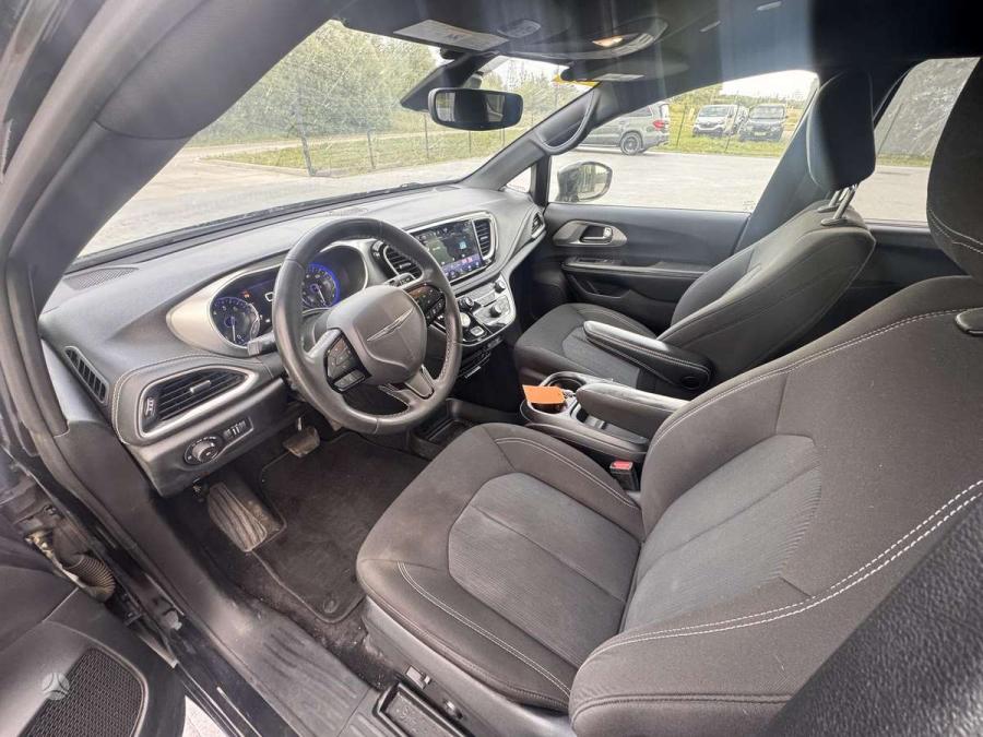 Black Chrysler Pacifica 2022 in Siauliai, with an engine capacity of 3.60 L and mileage of 240 thousand km for 15500 €, photo 12 on AUTOMOTO.COM.LV