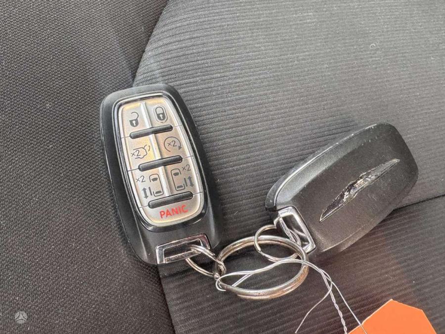 Black Chrysler Pacifica 2022 in Siauliai, with an engine capacity of 3.60 L and mileage of 240 thousand km for 15500 €, photo 14 on AUTOMOTO.COM.LV