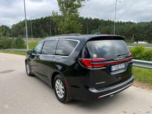 Black Chrysler Pacifica 2022 in Vilnius, with an engine capacity of 3.60 L and mileage of 218 thousand km for 17900 €, photo 3 on AUTOMOTO.COM.LV