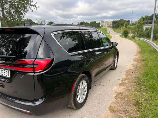 Black Chrysler Pacifica 2022 in Vilnius, with an engine capacity of 3.60 L and mileage of 218 thousand km for 17900 €, photo 4 on AUTOMOTO.COM.LV