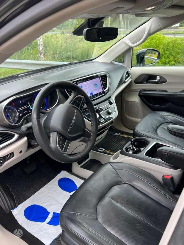 Black Chrysler Pacifica 2022 in Vilnius, with an engine capacity of 3.60 L and mileage of 218 thousand km for 17900 €, photo 5 on AUTOMOTO.COM.LV