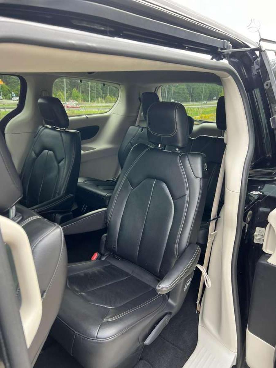 Black Chrysler Pacifica 2022 in Vilnius, with an engine capacity of 3.60 L and mileage of 218 thousand km for 17900 €, photo 7 on AUTOMOTO.COM.LV