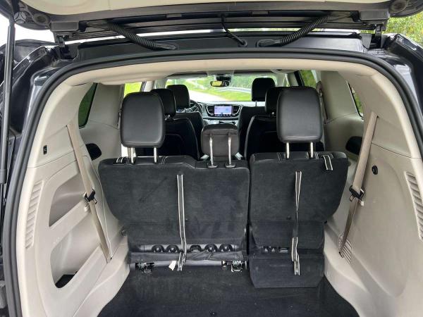 Black Chrysler Pacifica 2022 in Vilnius, with an engine capacity of 3.60 L and mileage of 218 thousand km for 17900 €, photo 8 on AUTOMOTO.COM.LV