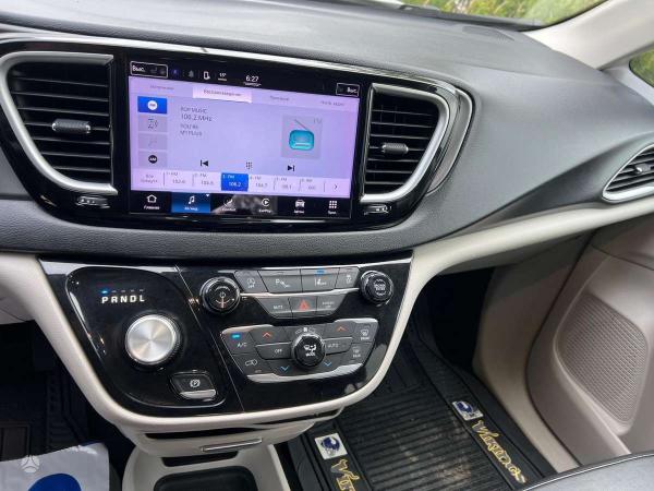 Black Chrysler Pacifica 2022 in Vilnius, with an engine capacity of 3.60 L and mileage of 218 thousand km for 17900 €, photo 9 on AUTOMOTO.COM.LV