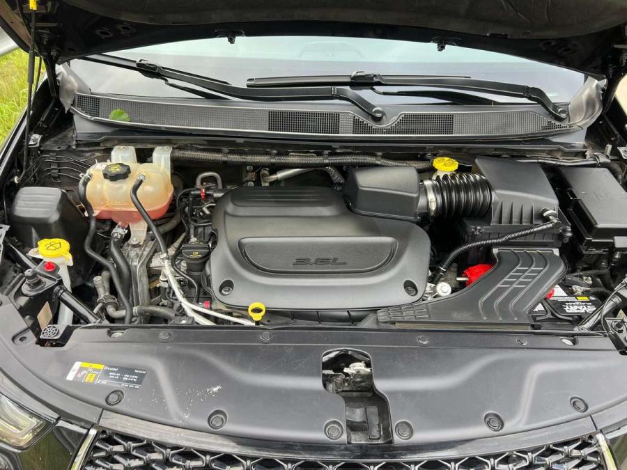 Black Chrysler Pacifica 2022 in Vilnius, with an engine capacity of 3.60 L and mileage of 218 thousand km for 17900 €, photo 10 on AUTOMOTO.COM.LV
