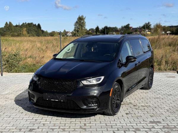Chrysler Pacifica 2022 in Klaipeda on AUTOMOTO.COM.LV Black Chrysler Pacifica 2022 in Klaipeda, with an engine capacity of 3.60 L and mileage of 171 thousand km for 19200 €, photo 1 on AUTOMOTO.COM.LV