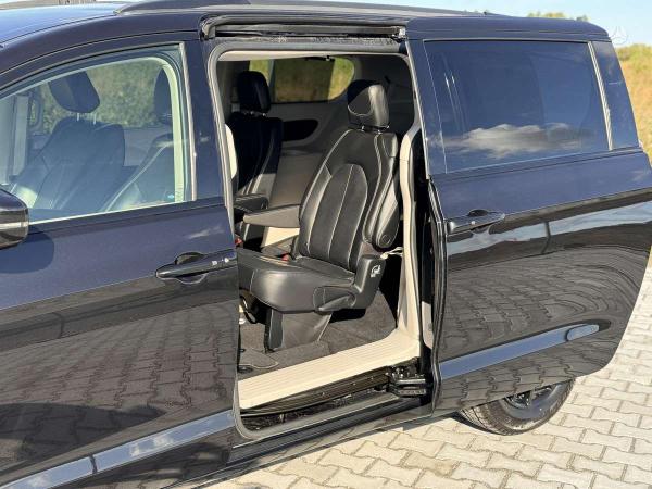Chrysler Pacifica 2022 in Klaipeda on AUTOMOTO.COM.LV Black Chrysler Pacifica 2022 in Klaipeda, with an engine capacity of 3.60 L and mileage of 171 thousand km for 19200 €, photo 3 on AUTOMOTO.COM.LV