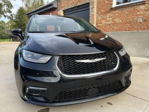 Black Chrysler Pacifica 2022 in Kaunas, with an engine capacity of 3.60 L and mileage of 105 thousand km for 10300 €, photo 3 on AUTOMOTO.COM.LV