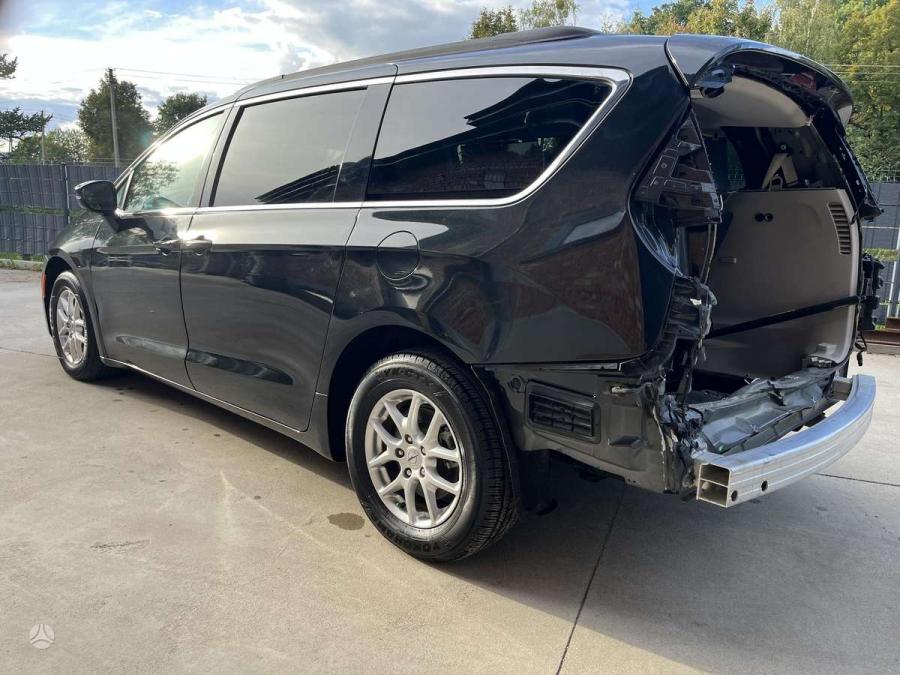 Black Chrysler Pacifica 2022 in Kaunas, with an engine capacity of 3.60 L and mileage of 105 thousand km for 10300 €, photo 5 on AUTOMOTO.COM.LV