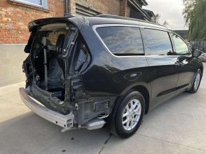 Black Chrysler Pacifica 2022 in Kaunas, with an engine capacity of 3.60 L and mileage of 105 thousand km for 10300 €, photo 6 on AUTOMOTO.COM.LV