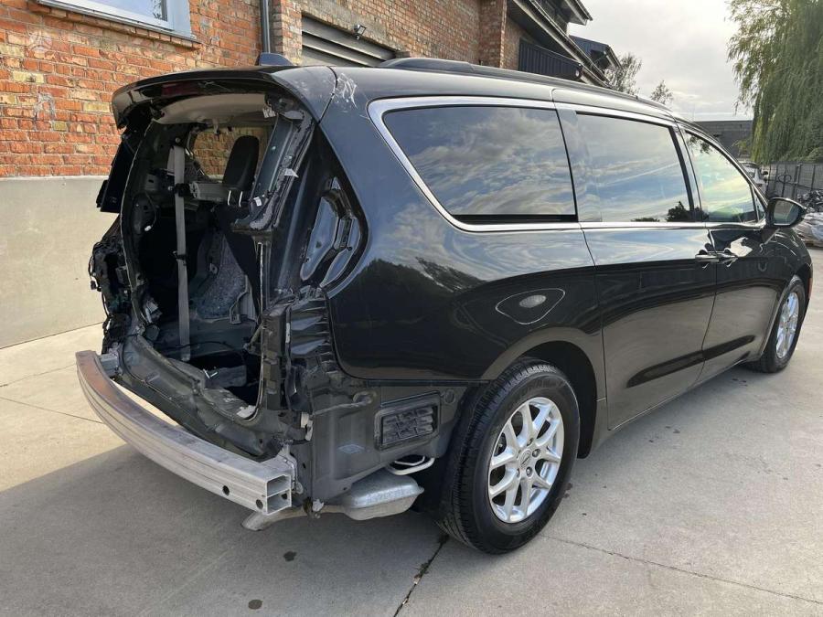 Black Chrysler Pacifica 2022 in Kaunas, with an engine capacity of 3.60 L and mileage of 105 thousand km for 10300 €, photo 6 on AUTOMOTO.COM.LV
