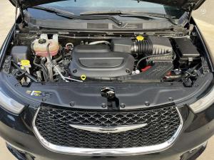 Black Chrysler Pacifica 2022 in Kaunas, with an engine capacity of 3.60 L and mileage of 105 thousand km for 10300 €, photo 8 on AUTOMOTO.COM.LV