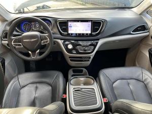 Black Chrysler Pacifica 2022 in Kaunas, with an engine capacity of 3.60 L and mileage of 105 thousand km for 10300 €, photo 9 on AUTOMOTO.COM.LV