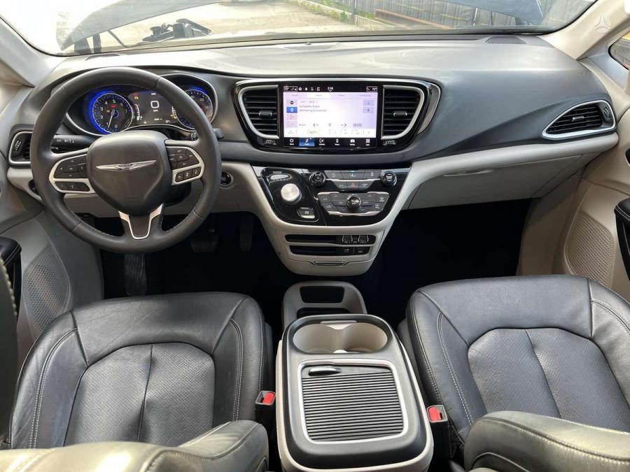 Black Chrysler Pacifica 2022 in Kaunas, with an engine capacity of 3.60 L and mileage of 105 thousand km for 10300 €, photo 9 on AUTOMOTO.COM.LV