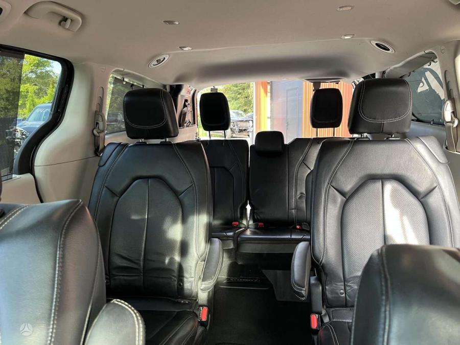 Black Chrysler Pacifica 2022 in Kaunas, with an engine capacity of 3.60 L and mileage of 105 thousand km for 10300 €, photo 10 on AUTOMOTO.COM.LV