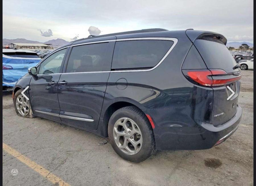 Black Chrysler Pacifica 2022 in Kaunas, with an engine capacity of 3.60 L and mileage of 158 thousand km for 12850 €, photo 3 on AUTOMOTO.COM.LV