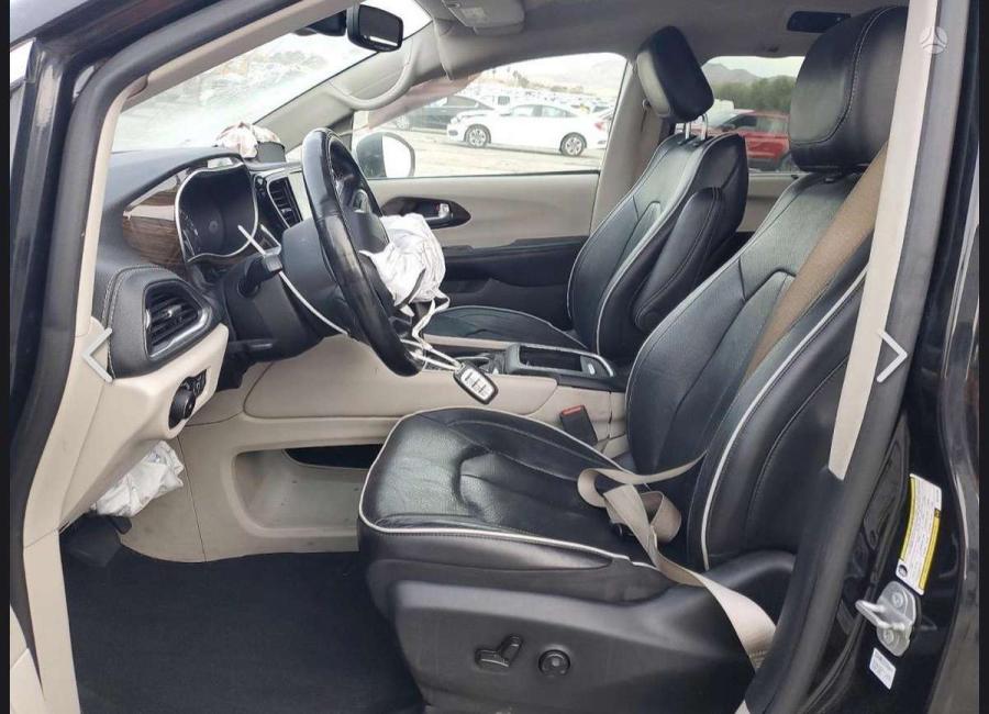 Black Chrysler Pacifica 2022 in Kaunas, with an engine capacity of 3.60 L and mileage of 158 thousand km for 12850 €, photo 7 on AUTOMOTO.COM.LV
