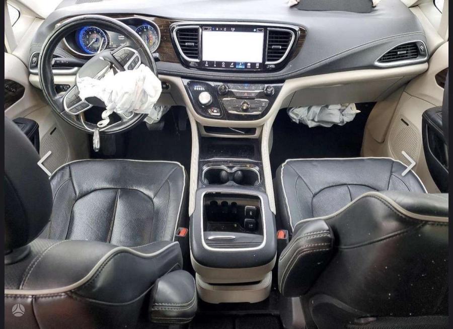 Black Chrysler Pacifica 2022 in Kaunas, with an engine capacity of 3.60 L and mileage of 158 thousand km for 12850 €, photo 8 on AUTOMOTO.COM.LV