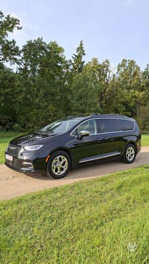 Melns Chrysler Pacifica 2022 Kauņa, ar dzinēja tilpumu 3.60 L un nobraukumu 228 tūkst. km par 21500 €, foto  vietnē AUTOMOTO.COM.LV