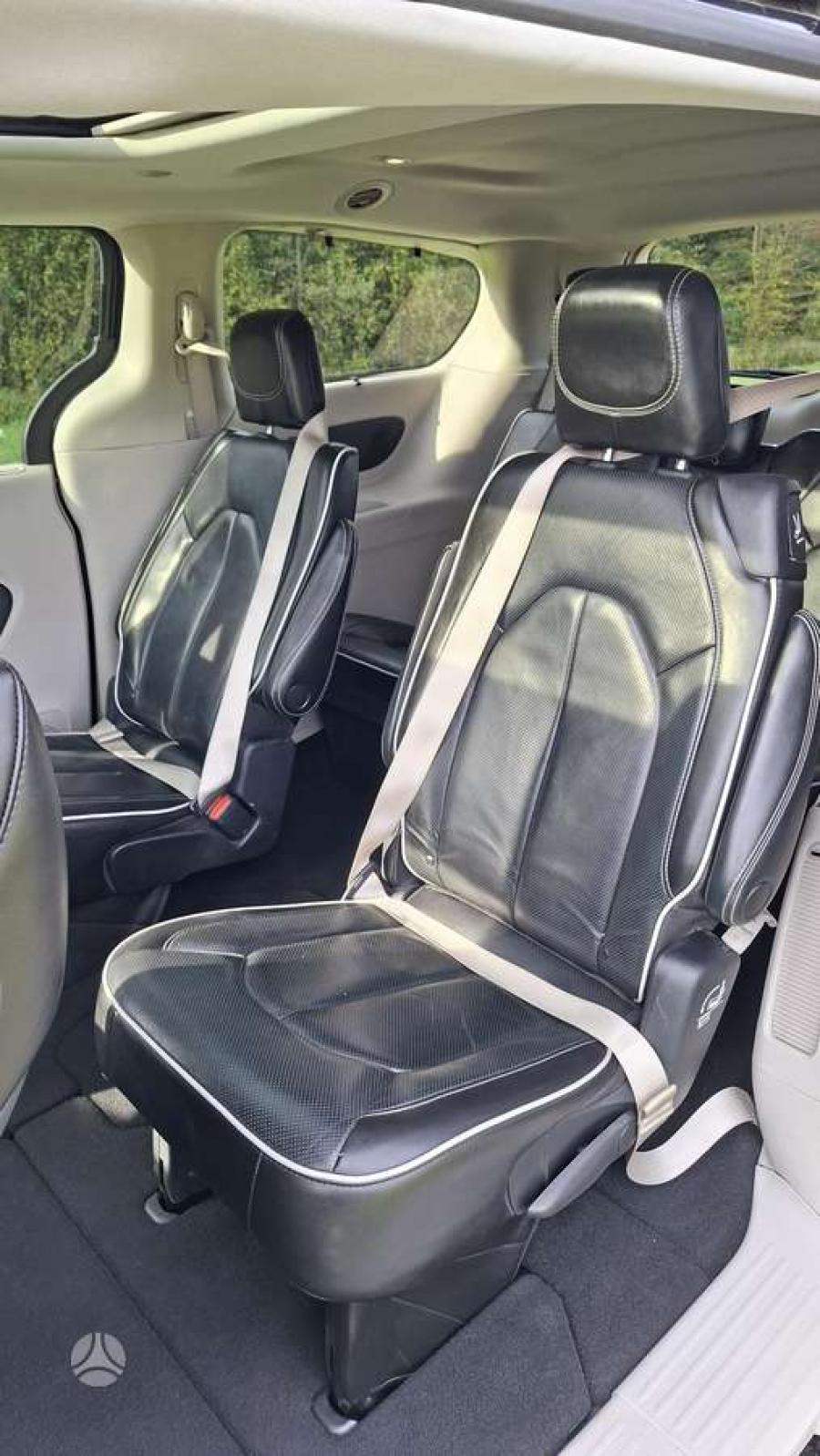 Melns Chrysler Pacifica 2022 Kauņa, ar dzinēja tilpumu 3.60 L un nobraukumu 228 tūkst. km par 21500 €, foto 24 vietnē AUTOMOTO.COM.LV