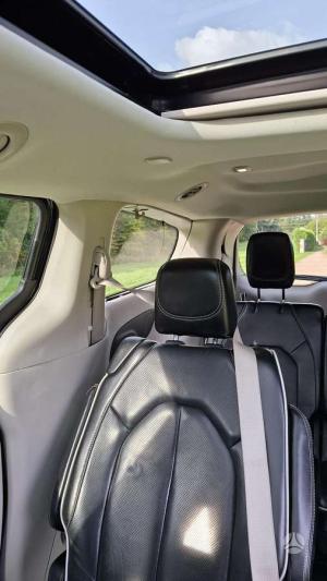Melns Chrysler Pacifica 2022 Kauņa, ar dzinēja tilpumu 3.60 L un nobraukumu 228 tūkst. km par 21500 €, foto 26 vietnē AUTOMOTO.COM.LV