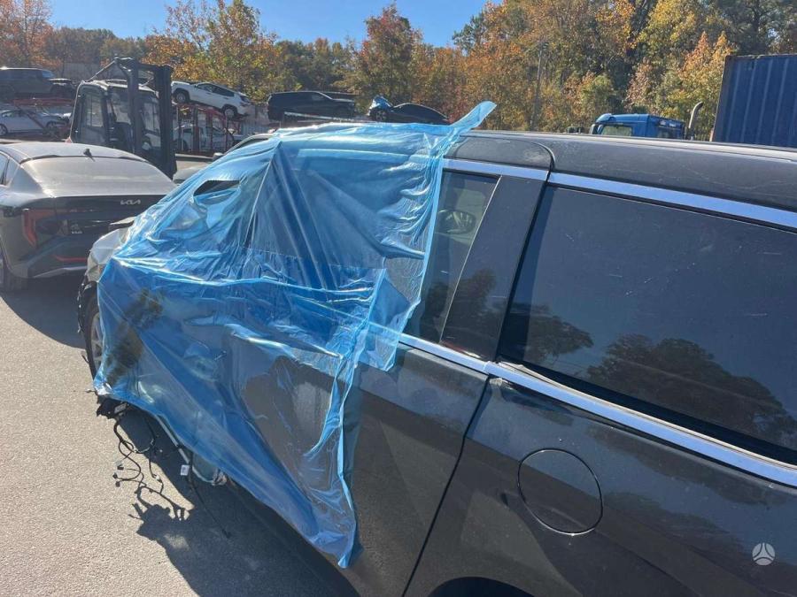 Black Chrysler Pacifica 2023 in Ukmerge, with an engine capacity of 0.00 L and mileage of 100 thousand km for 13990 €, photo 3 on AUTOMOTO.COM.LV