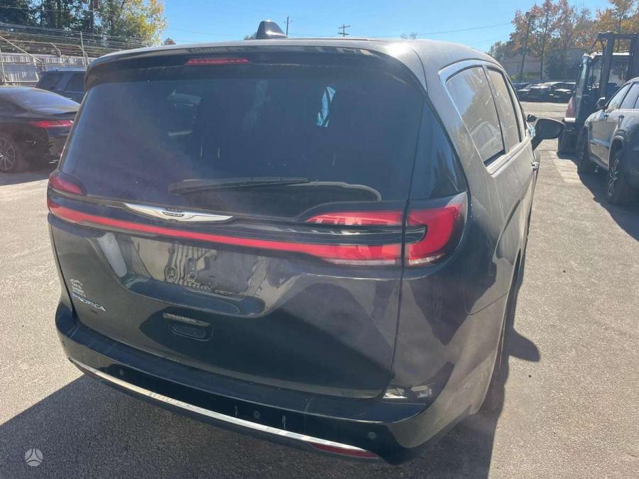 Black Chrysler Pacifica 2023 in Ukmerge, with an engine capacity of 0.00 L and mileage of 100 thousand km for 13990 €, photo 7 on AUTOMOTO.COM.LV