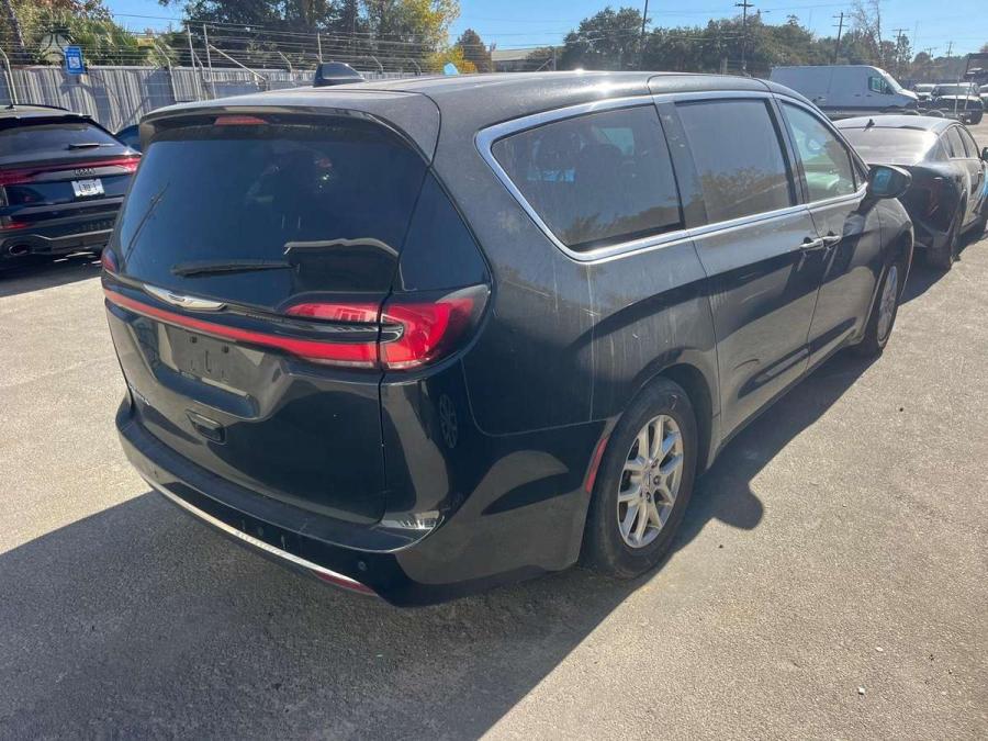 Black Chrysler Pacifica 2023 in Ukmerge, with an engine capacity of 0.00 L and mileage of 100 thousand km for 13990 €, photo 8 on AUTOMOTO.COM.LV