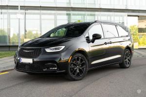 Black Chrysler Pacifica 2023 in Vilnius, with an engine capacity of 3.61 L and mileage of 69 thousand km for 29800 €, photo  on AUTOMOTO.COM.LV