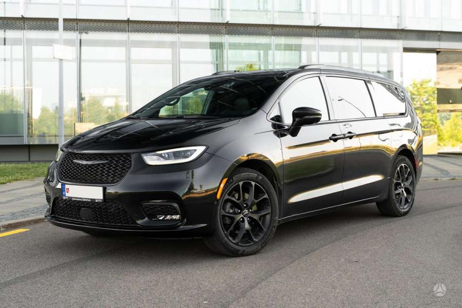 Black Chrysler Pacifica 2023 in Vilnius, with an engine capacity of 3.61 L and mileage of 69 thousand km for 29800 €, photo 1 on AUTOMOTO.COM.LV