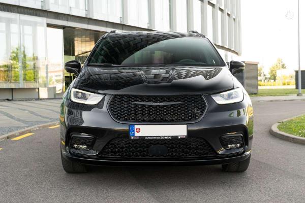 Black Chrysler Pacifica 2023 in Vilnius, with an engine capacity of 3.61 L and mileage of 69 thousand km for 29800 €, photo 2 on AUTOMOTO.COM.LV