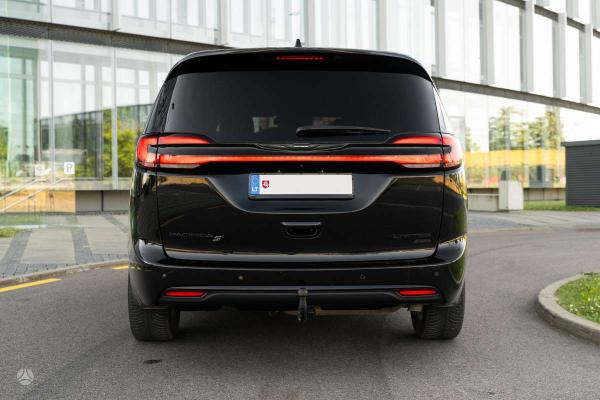 Black Chrysler Pacifica 2023 in Vilnius, with an engine capacity of 3.61 L and mileage of 69 thousand km for 29800 €, photo 4 on AUTOMOTO.COM.LV