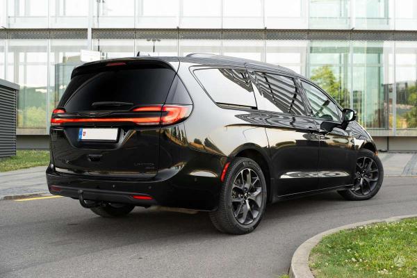 Black Chrysler Pacifica 2023 in Vilnius, with an engine capacity of 3.61 L and mileage of 69 thousand km for 29800 €, photo 5 on AUTOMOTO.COM.LV