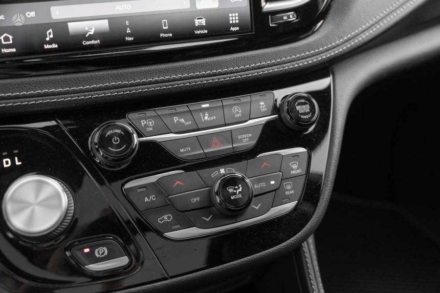 Black Chrysler Pacifica 2023 in Vilnius, with an engine capacity of 3.61 L and mileage of 69 thousand km for 29800 €, photo 12 on AUTOMOTO.COM.LV